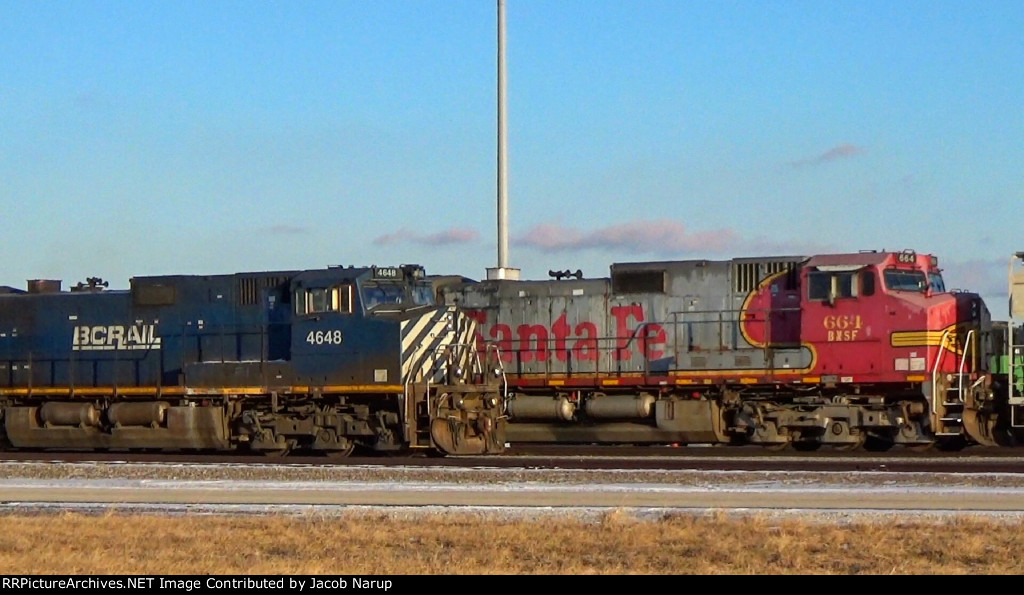 BCOL 4648 and BNSF 664 Meet in the Galesburg Terminal